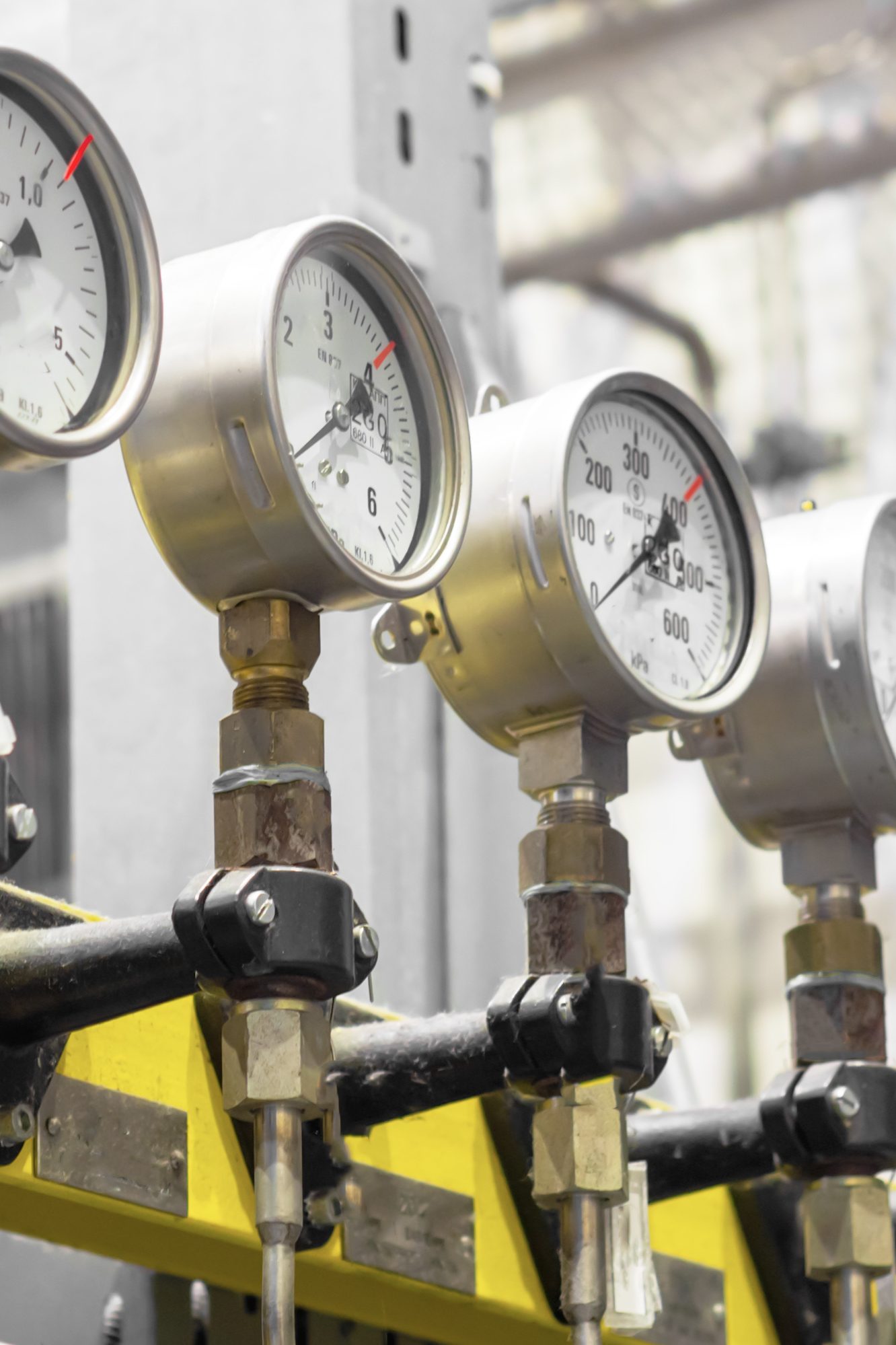 pressure gauges stand in a row – KELI Labs